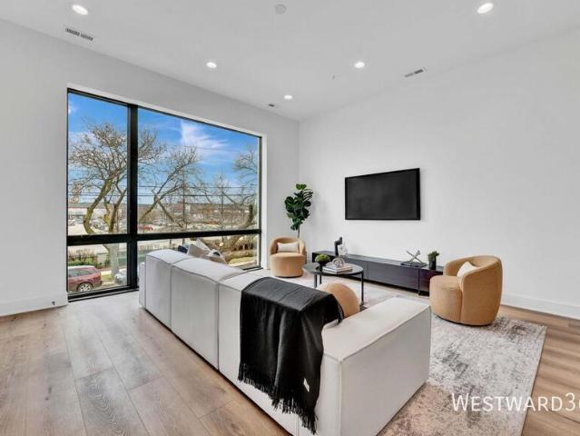 3 BR, 2 BA Apartment 1626 W Hastings St, Chicago, IL 60608