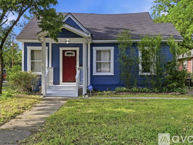 3 BR, 2 BA Apartment 1629 West Woodlawn Avenue, San Antonio, TX 78201