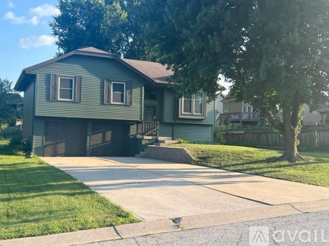3 BR, 2 BA Apartment 1701 NE Patterson Dr, Lee's Summit, MO 64086