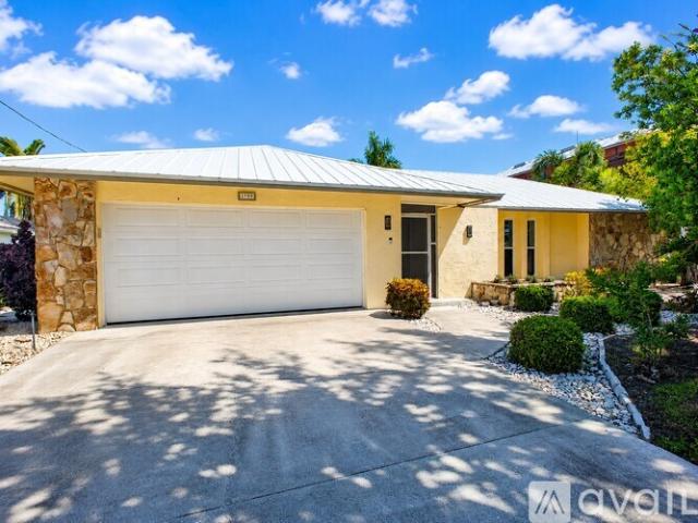 3 BR, 2 BA Apartment 1709 SE 44th St, Cape Coral, FL 33904