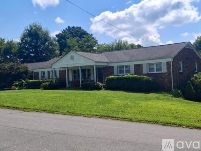 3 BR, 2 BA Apartment 1711 Mc Clellan Dr, Johnson City, TN 37604
