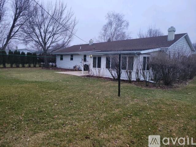 3 BR, 2 BA Apartment 1713 Clover Ln, Janesville, WI 53545