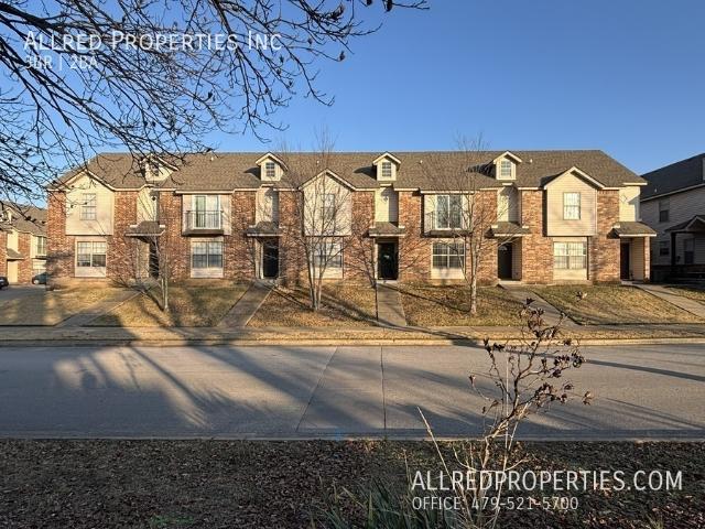 3 BR, 2 BA Apartment 1716 N. Chestnut Ave Fayetteville, AR 72703