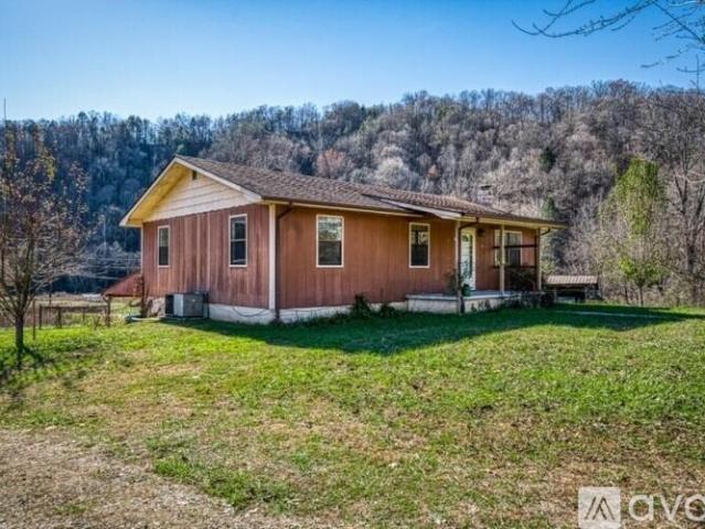 3 BR, 2 BA Apartment 1749 Stinking Creek Rd, La Follette, TN 37766