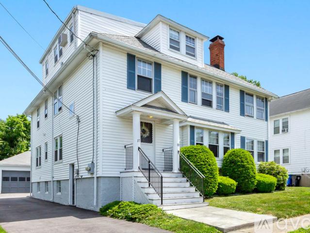 3 BR, 2 BA Apartment 17 Holden Rd, Unit 1, Belmont, MA 02478