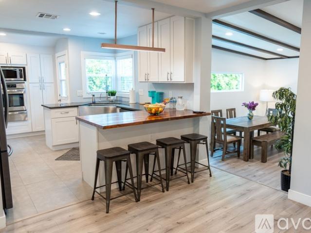 3 BR, 2 BA Apartment 18033 Duncan St, Los Angeles, CA 91316