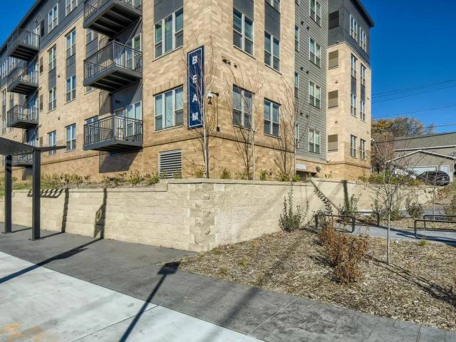 3 BR, 2 BA Apartment 1820 West Broadway Avenue Unit 0401, Minneapolis, MN 55411