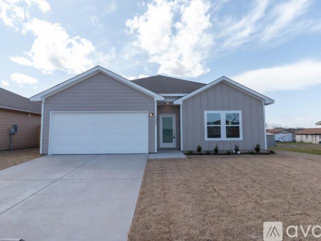 3 BR, 2 BA Apartment 1902 Oliver St, Greenville, TX 75401