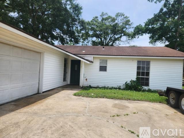 3 BR, 2 BA Apartment 1917 Graveline Rd, Gautier, MS 39553