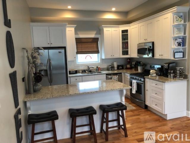 3 BR, 2 BA Apartment 1918 W Berenice Ave, Unit 2, Chicago, IL 60613