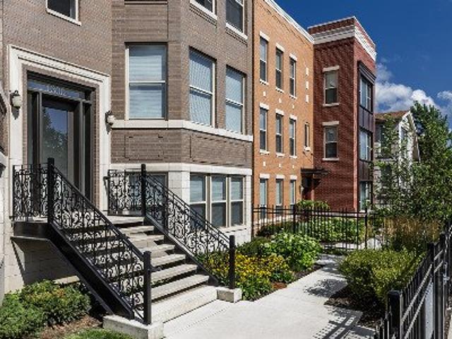 3 BR, 2 BA Apartment 1949 W Lake St Chicago, IL 60612