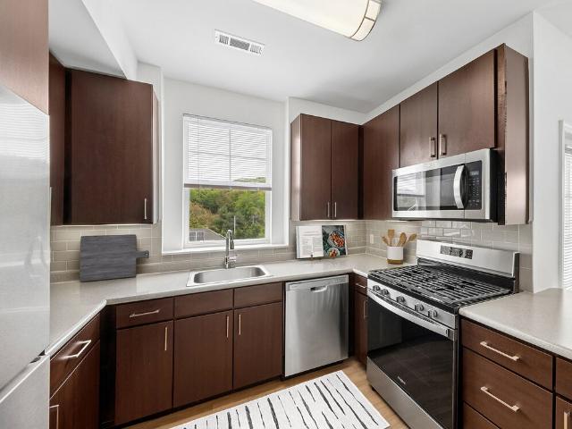 3 BR, 2 BA Apartment 1000 Avalon Way Unit 005 5322, Bloomingdale, NJ 07403