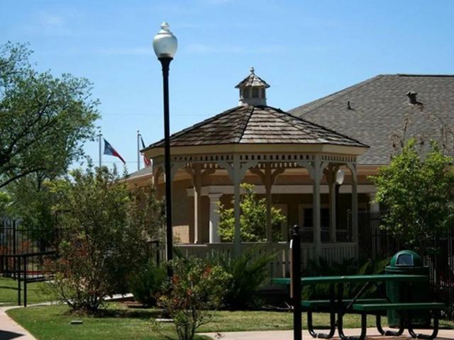 3 BR, 2 BA Apartment 1001 Redwood Ave Unit 4 4 421, Wichita Falls, TX 76301
