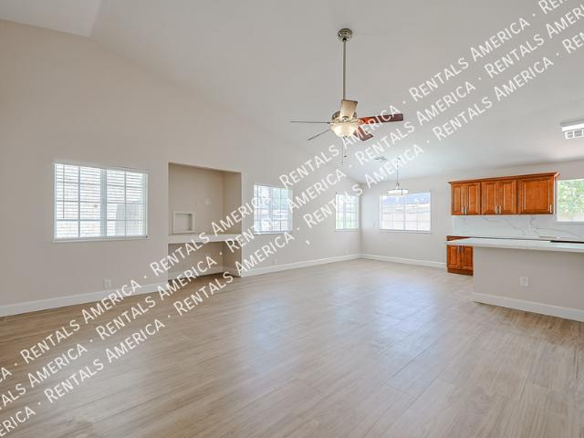 3 BR, 2 BA Apartment 10021 N 66th Ave, Glendale, AZ 85302