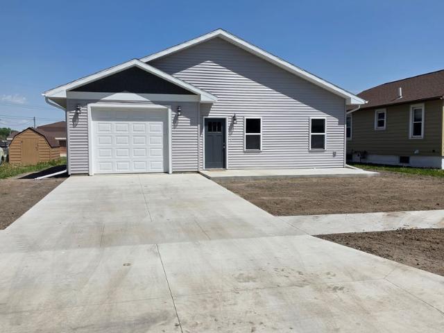 3 BR, 2 BA Apartment 1004 N 7th St, Norfolk, NE 68701