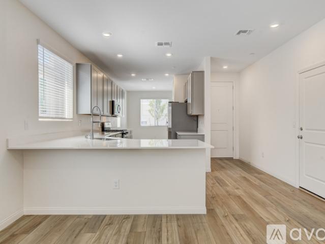 3 BR, 2 BA Apartment 10171 Handline Chute St, Las Vegas, NV 89143
