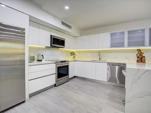 3 BR, 2 BA Apartment 101 E Crandon Blvd # 276, Key Biscayne FL 33149, Key Biscayne, FL 33149