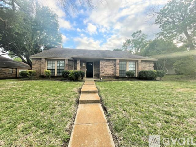 3 BR, 2 BA Apartment 1027 Twin Falls Dr, Desoto, TX 75115