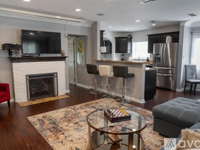 3 BR, 2 BA Apartment 10809 Hartsook St Front, North Hollywood, CA 91601