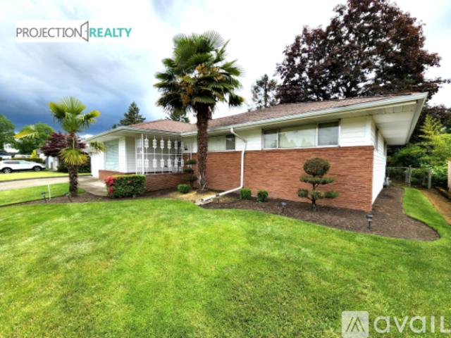 3 BR, 2 BA Apartment 11128 NE Everett St, Portland, OR 97220