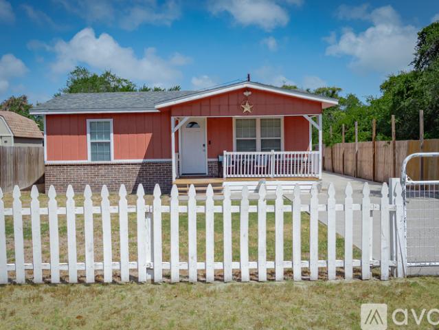 3 BR, 2 BA Apartment 1131 S 8th St, Aransas Pass, TX 78336