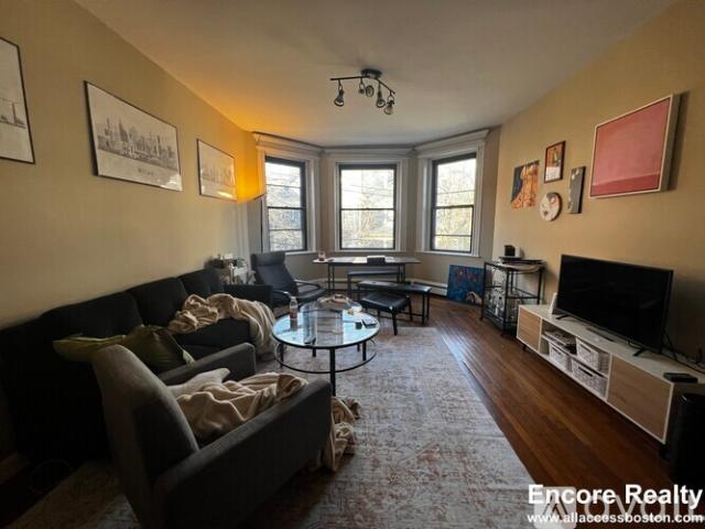3 BR, 2 BA Apartment 11 Stearns Rd, Unit 3, Brookline, MA 02446