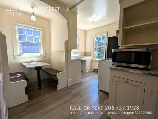3 BR, 2 BA Apartment 1205 NE 42nd Street, Seattle, WA 98105