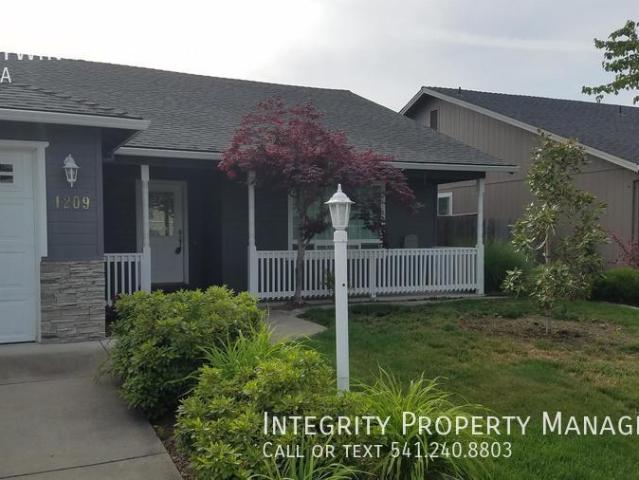3 BR, 2 BA Apartment 1209 Twin Rocks Dr, Central Point, OR 97502