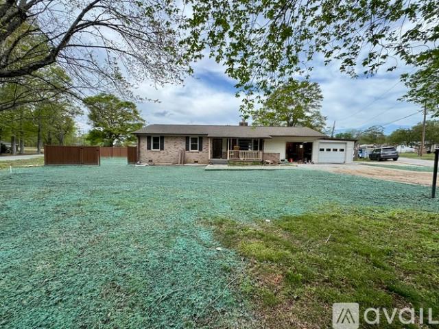 3 BR, 2 BA Apartment 120 Holland St, Simpsonville, SC 29681
