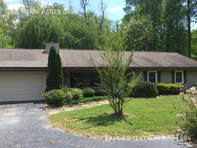 3 BR, 2 BA Apartment 128 Merri Acres Lane, Hendersonville, NC 28739