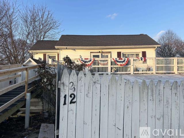 3 BR, 2 BA Apartment 12 E Franklin St, Mooresville, IN 46158