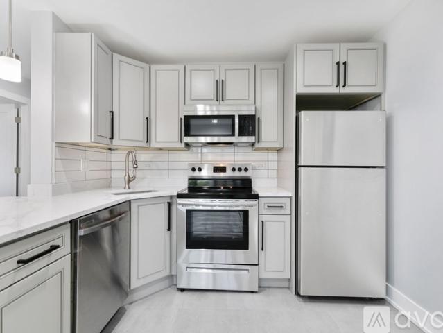 3 BR, 2 BA Apartment 1301 W Estes Ave, Unit 3E, Chicago, IL 60626
