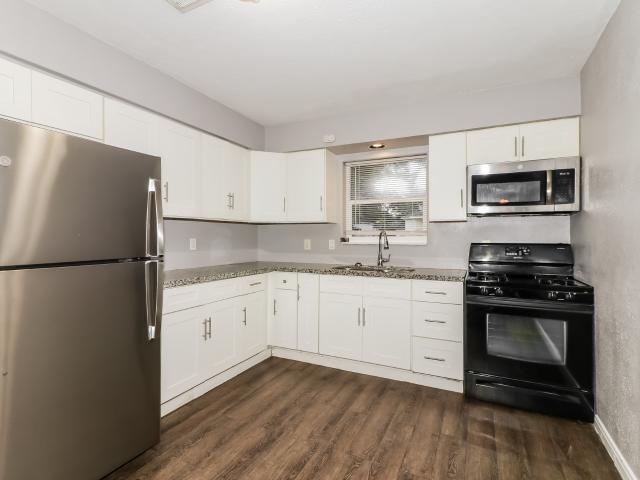 3 BR, 2 BA Apartment 1303 West Phillips Street, Alvin, TX 77511