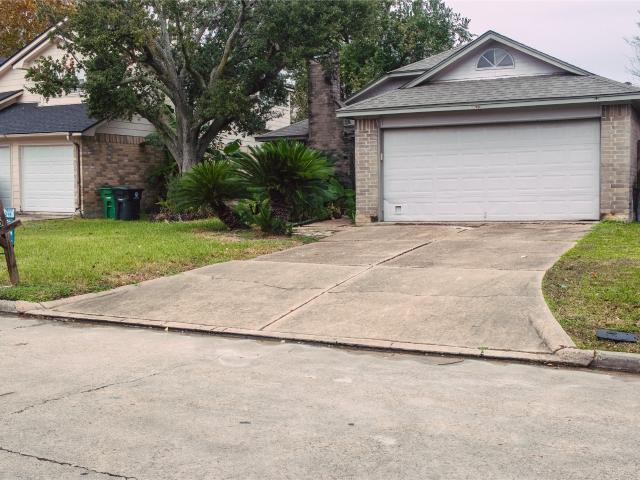3 BR, 2 BA Apartment 13106 Hollowcreek Park Drive, Houston, TX 77082
