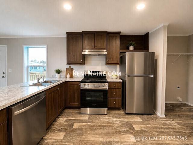 3 BR, 2 BA Apartment 131 D St Pittsfield, ME 04967