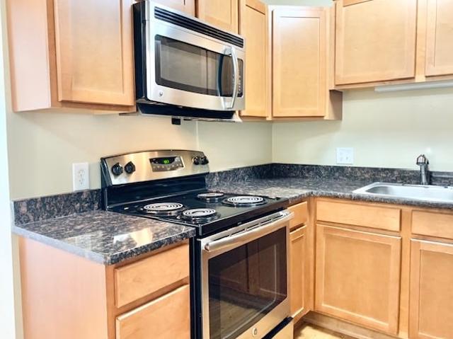 3 BR, 2 BA Apartment 2400 Parmenter Boulevard Unit 5 212, Royal Oak, MI 48073
