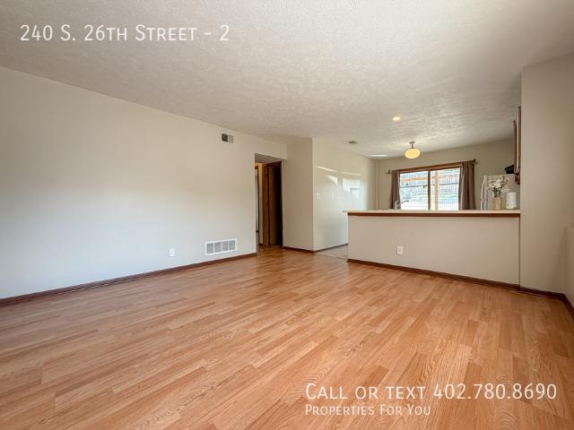 3 BR, 2 BA Apartment 240 S. 26th Street, Lincoln, NE 68510