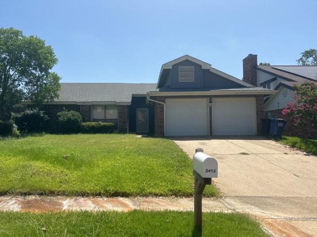 3 BR, 2 BA Apartment 2412 Amber Hl Ln, Euless, TX 76039