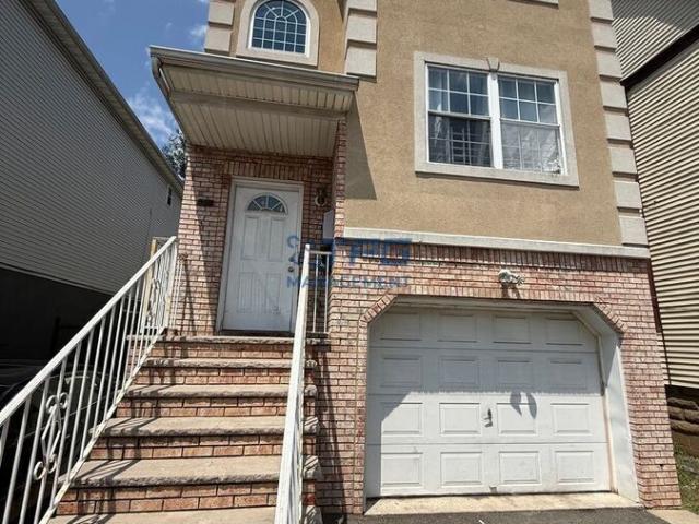 3 BR, 2 BA Apartment 245 N 19th St, East Orange, NJ 07017
