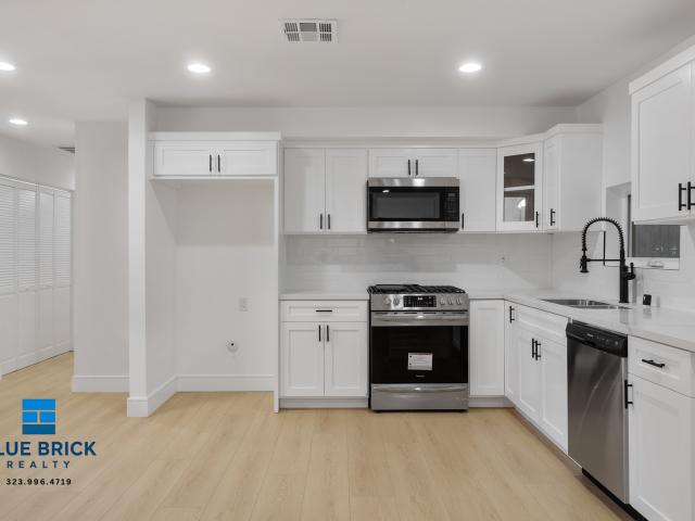 3 BR, 2 BA Apartment 2708 S Cochran Ave, Los Angeles, CA 90016