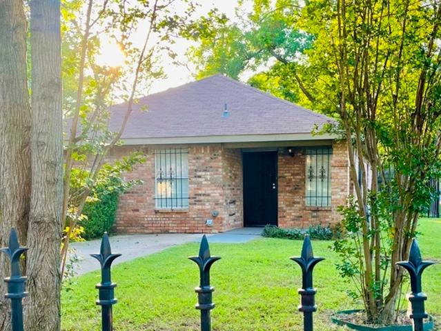 3 BR, 2 BA Apartment 2719 Exline St, Dallas, TX 75215