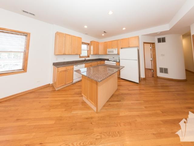 3 BR, 2 BA Apartment 2741 North Southport, Chicago, IL 60614
