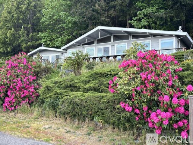 3 BR, 2 BA Apartment 27571 Sandy Shores Dr SW, Vashon, WA 98070