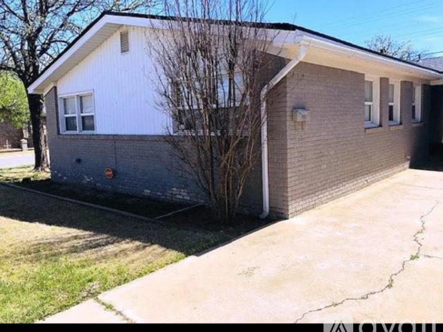 3 BR, 2 BA Apartment 2801 53rd St, Lubbock, TX 79413