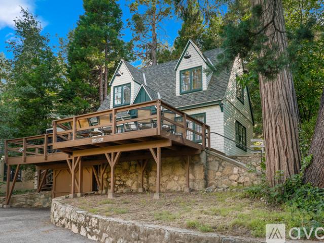 3 BR, 2 BA Apartment 28101 Lakes Edge Rd, Lake Arrowhead, CA 92352