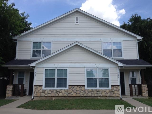 3 BR, 2 BA Apartment 2821 Frazier Ave, Unit 2823, Fort Worth, TX 76110