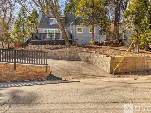 3 BR, 2 BA Apartment 284 Walnut Dr, Lake Arrowhead, CA 92352