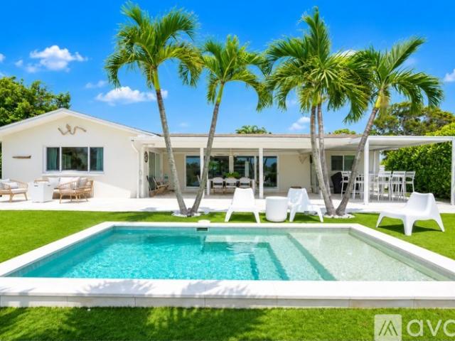 3 BR, 2 BA Apartment 2882 W Vina Del Mar Blvd, St. Pete Beach, FL 33706