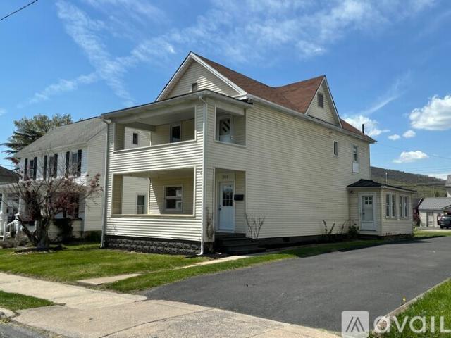 3 BR, 2 BA Apartment 203 4th Avenue, Burnham, PA 17009
