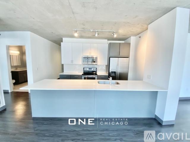 3 BR, 2 BA Apartment 200 N Wells St, Unit 3, Chicago, IL 60606